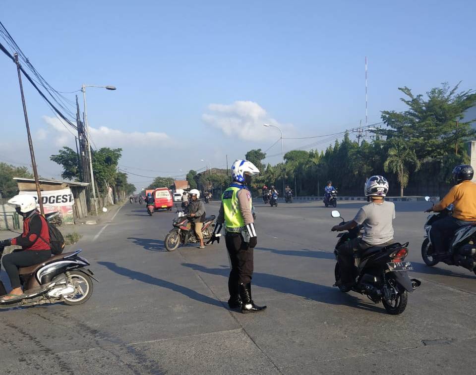 Satlantas Polres Tanjung Perak Berikan Pelayanan Melalui Pengaturan Pagi
