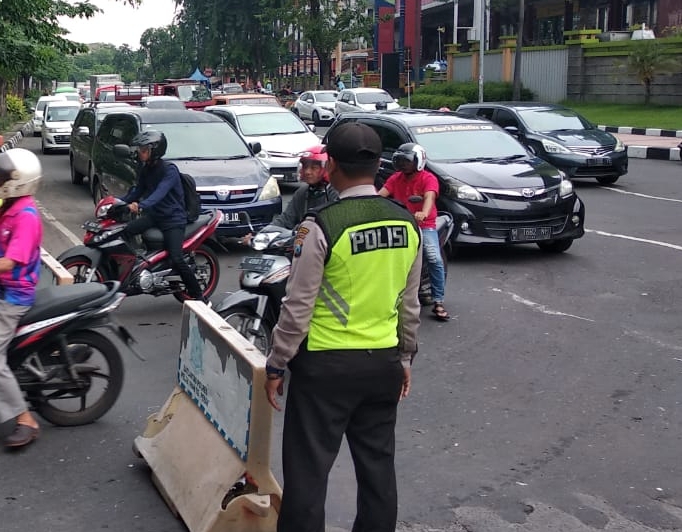 Polsek Pabean Cantikan Atur Lalu Lintas Sore, Cegah Kemacetan Polsek Pabean Cantikan Atur Lalu Lintas Sore, Cegah Kemacetan